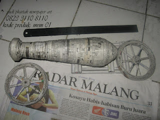 MINIATUR MERIAM KUNO DARI KORAN BEKAS