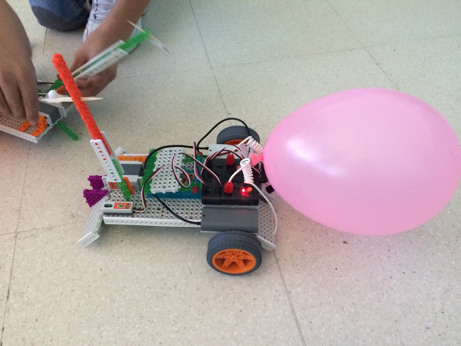 Logix5 Smart Solutions: Pinchando globos con robots