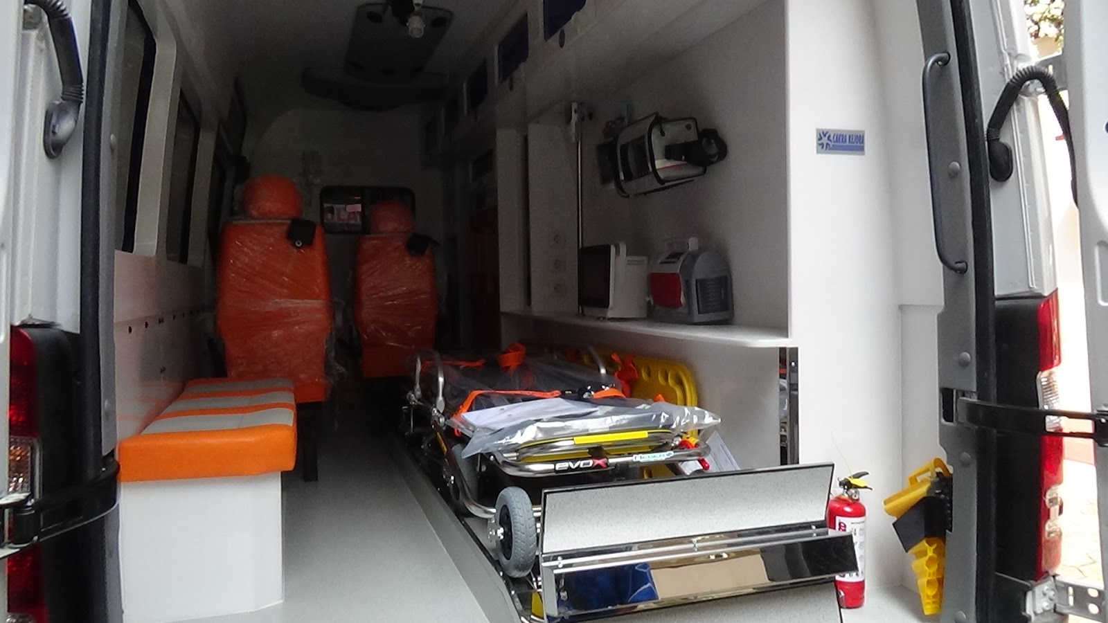 BERITA RSMH 2015-2021: KEMENKES SERAHKAN BANTUAN AMBULAN KE RSMH PALEMBANG