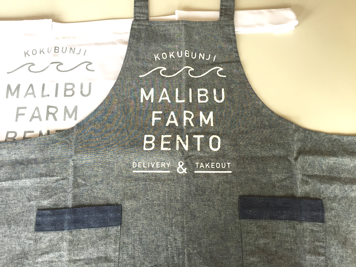 プリントTシャツ & カッティングステッカー PScraft: MALIBU FARM BENTO 様よりエプロンなどのスタッフ用プリント承りました。