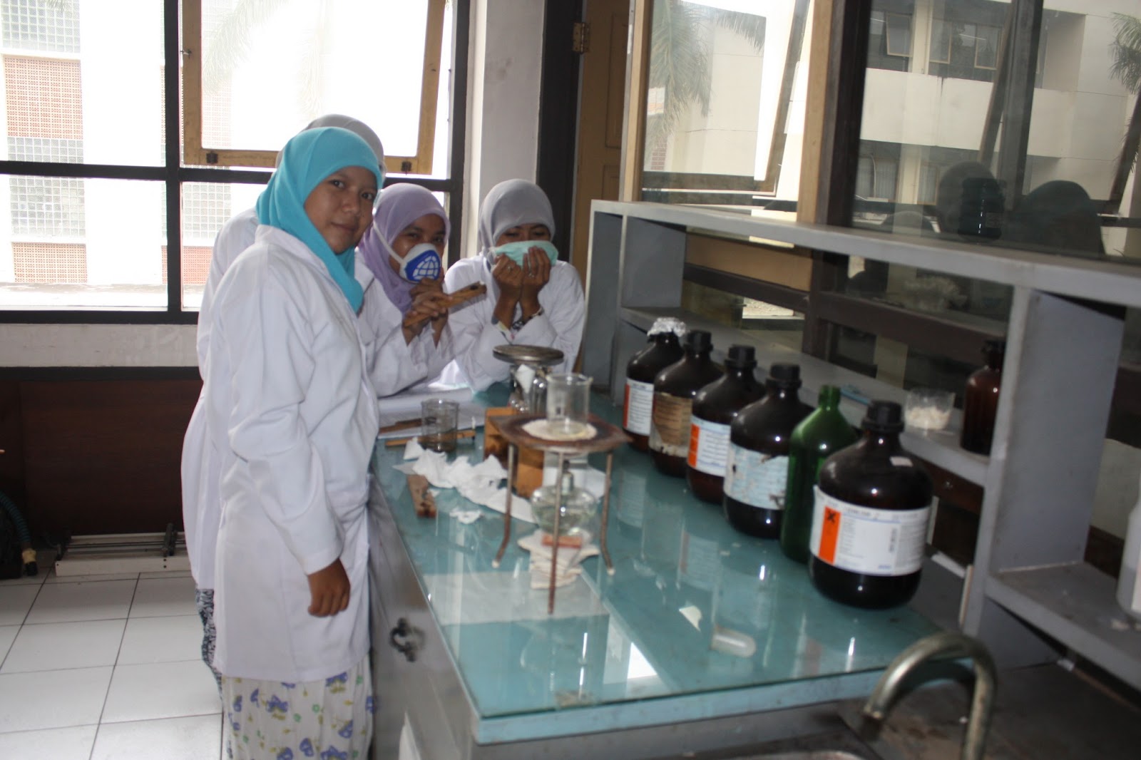 Tumbuhan Obat dan Sains: Kegiatan di Laboratorium Kimia UNP
