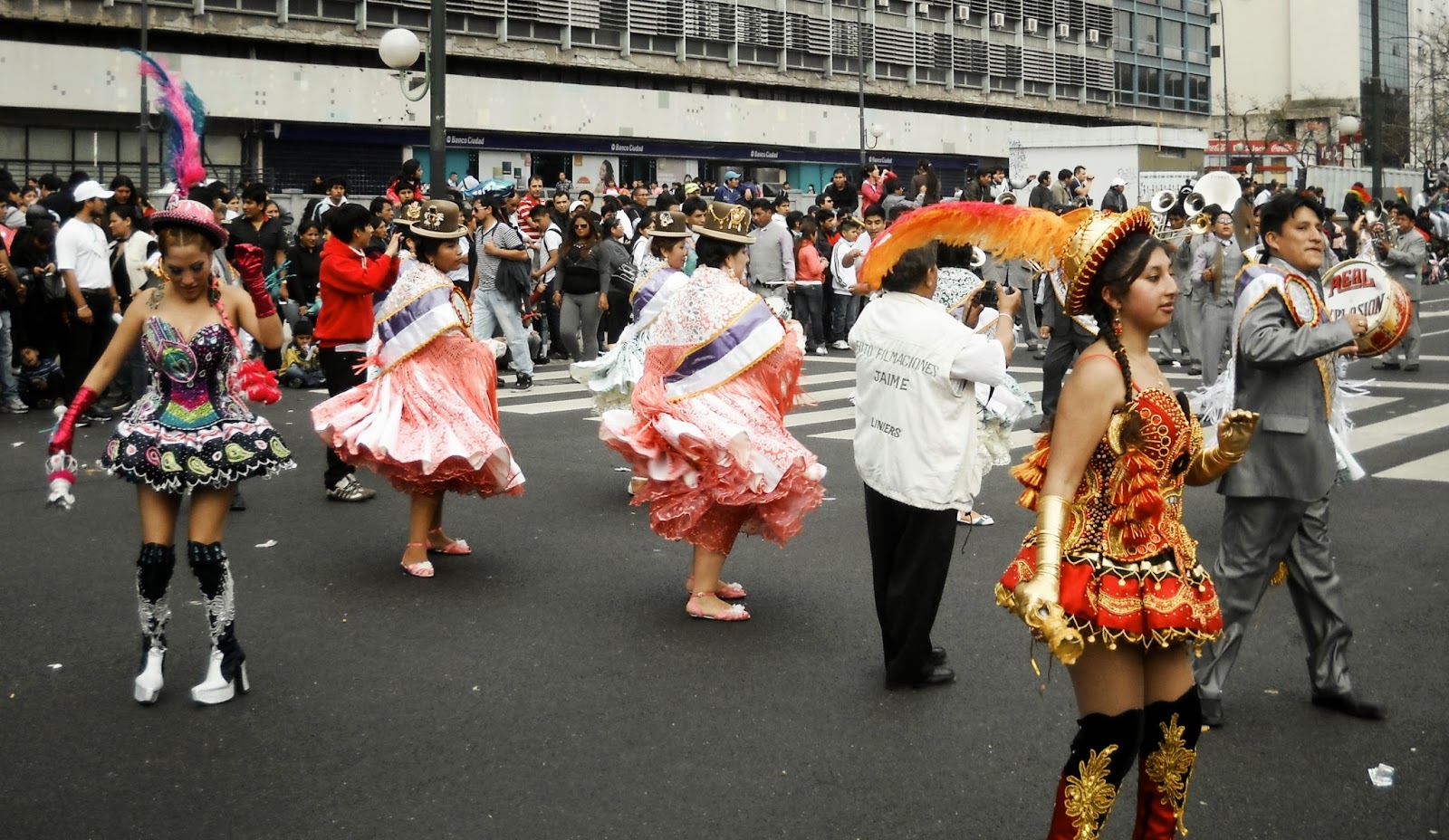 Festejo de la comunidad boliviana en el Día de la Diversidad Cultural ...