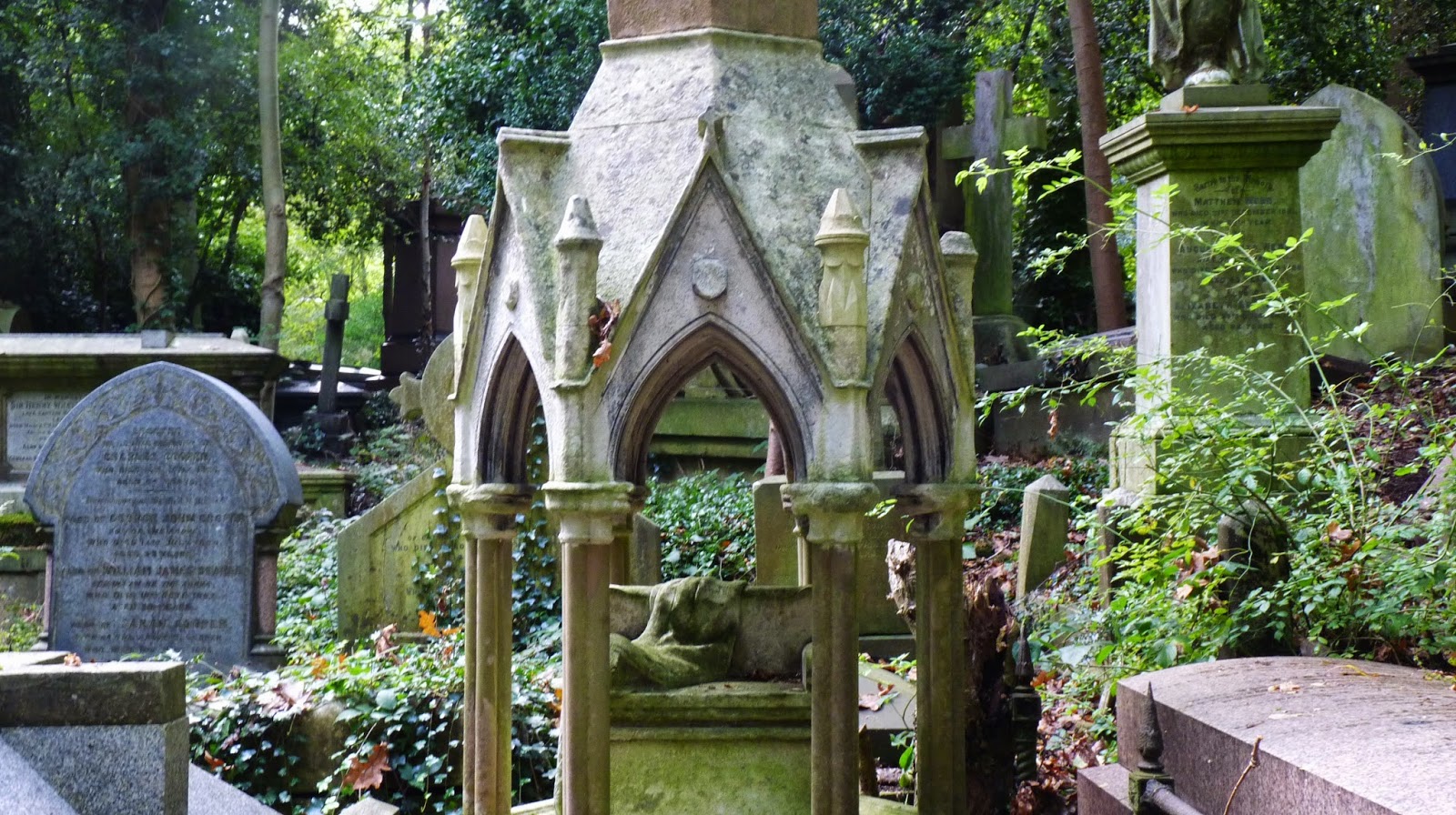 Polskie groby na cmentarzach w Londynie.: Highgate Cementary - West