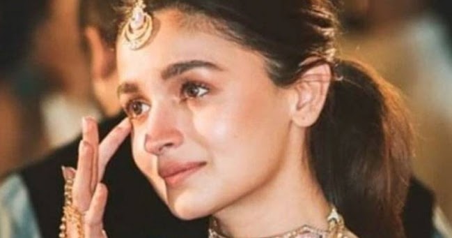 Alia Bhatt Emotions in Friend's Wedding, Crying Photo Viral - Filmy World