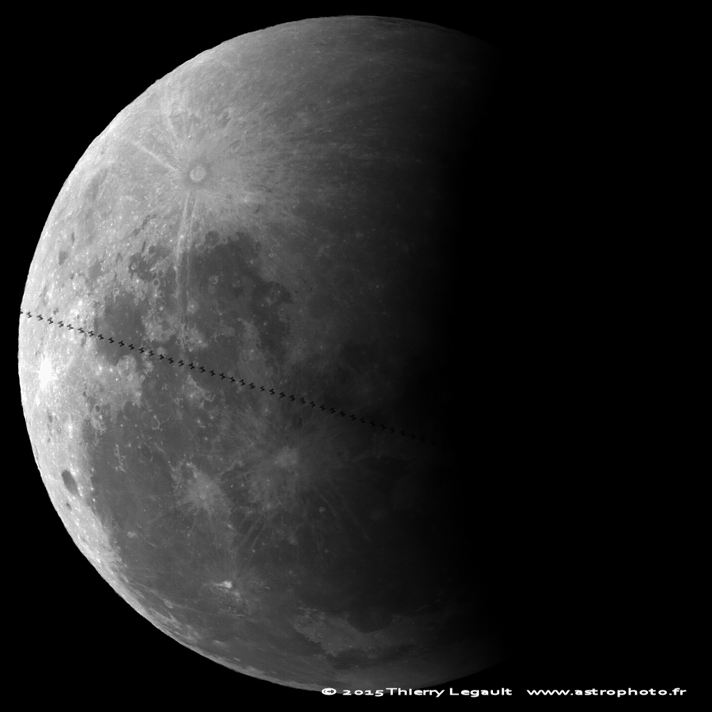L'ISS passe devant la lune durant l'éclipse / The ISS transiting the ...