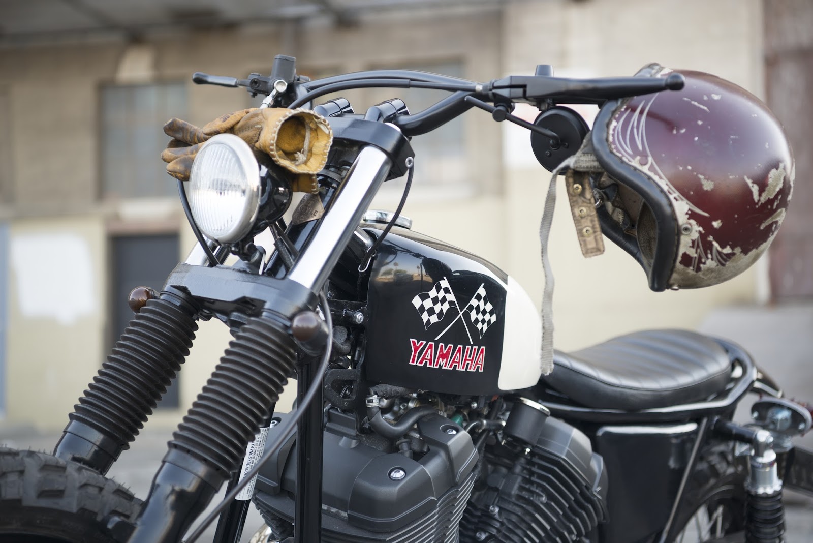 Racing Cafè: Yamaha SCR 950 "Chequered" by BratStyle