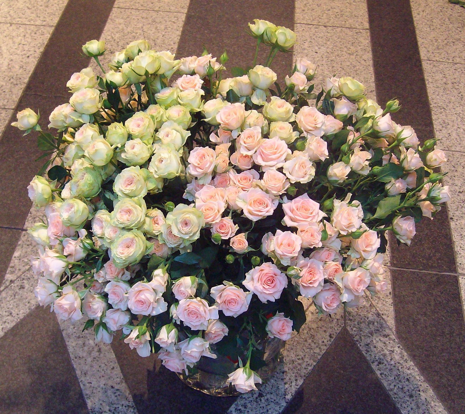 Red Lands Roses Düsseldorf: Strauss "Red Lands" mit : Pavlova und Sweet ...