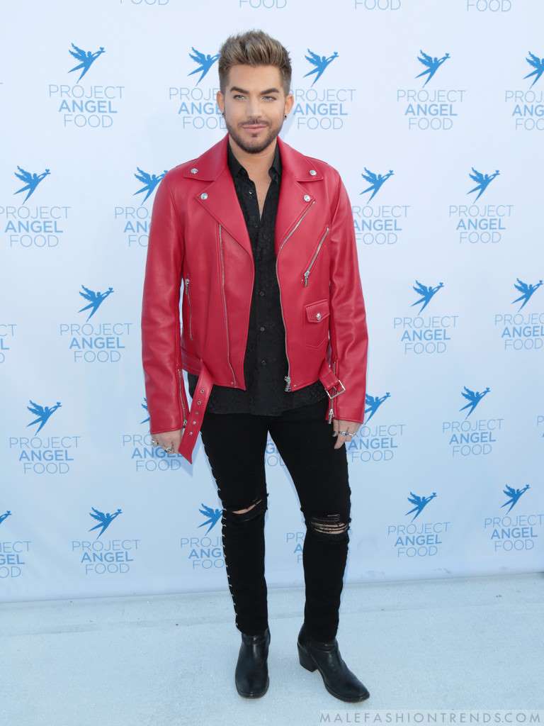 Adam Lambert y su Classic Leather Biker Jacket de Versace