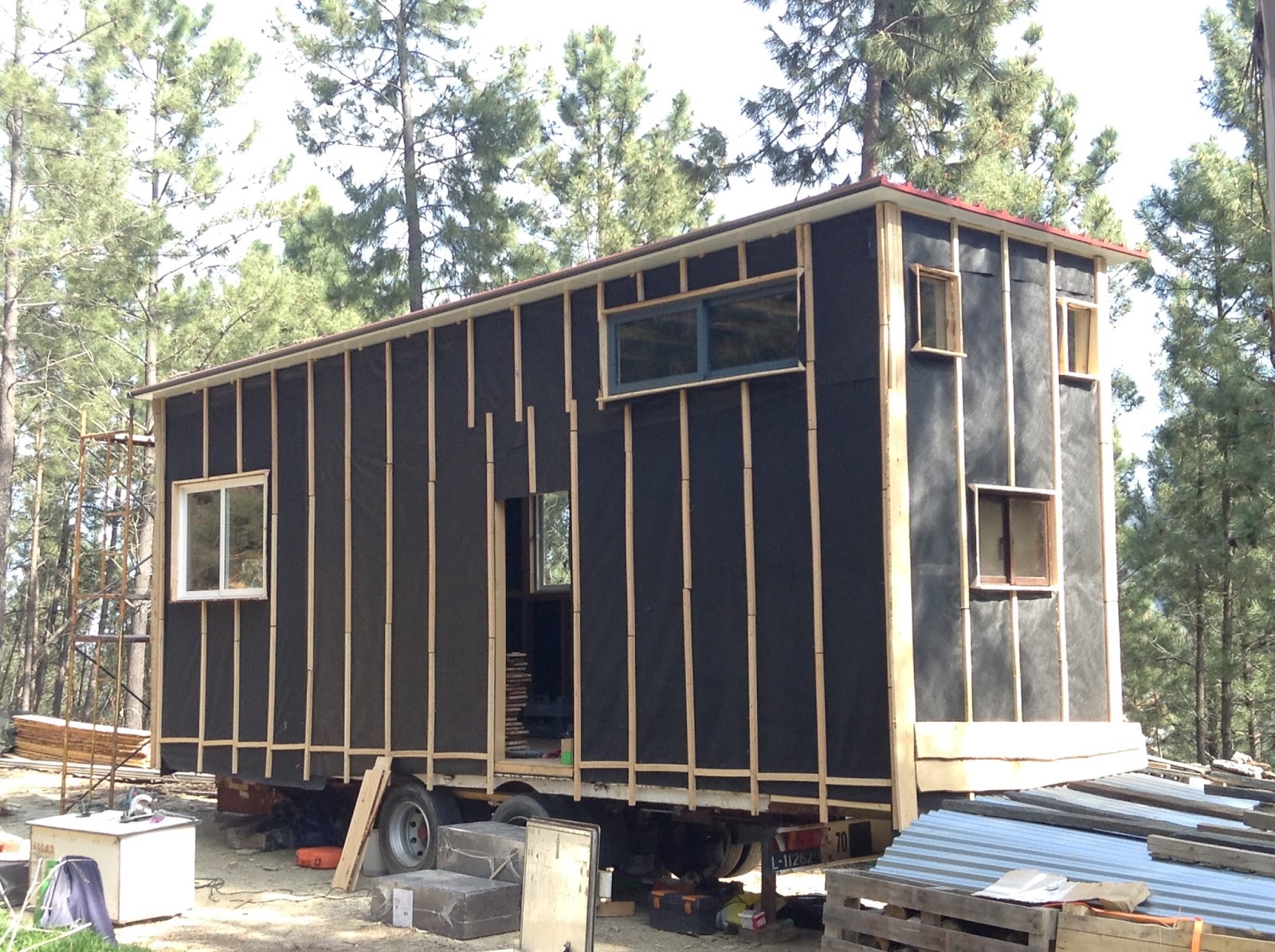 Tiny House in Portugal: Starting the exterior cladding