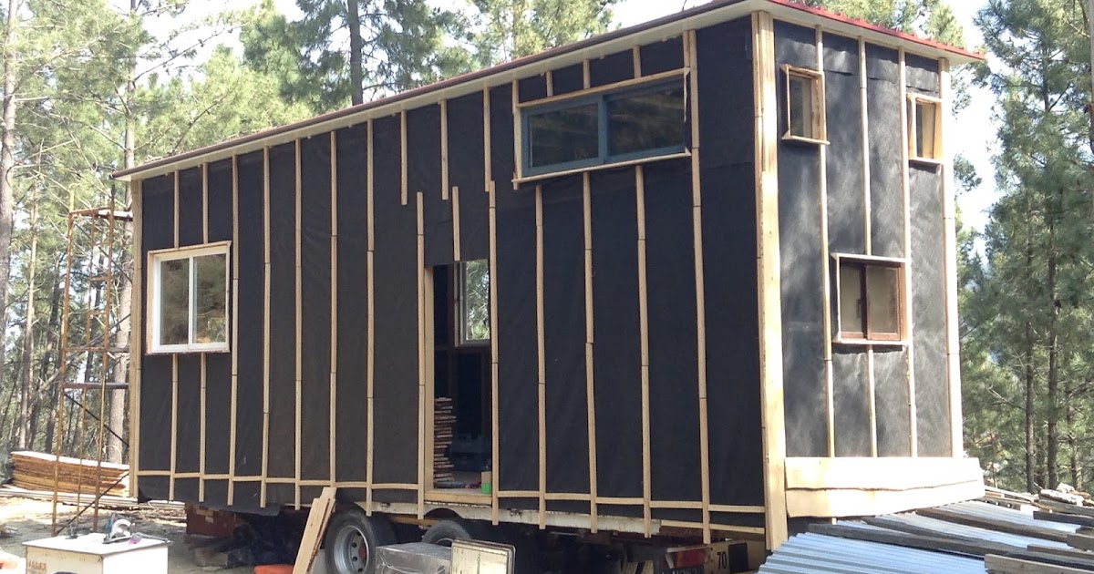 Tiny House in Portugal: Starting the exterior cladding