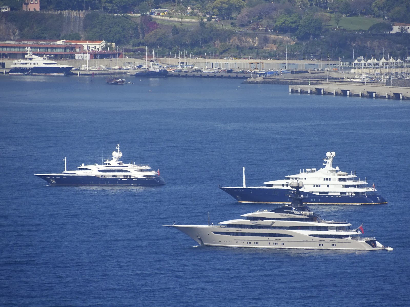 Sergio@Cruises: Seis mega iates de luxo na Baía do Funchal, Madeira