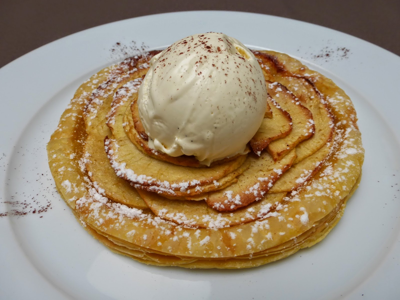 Un plat, une histoire: Tarte fine aux pommes et boule de glace vanille
