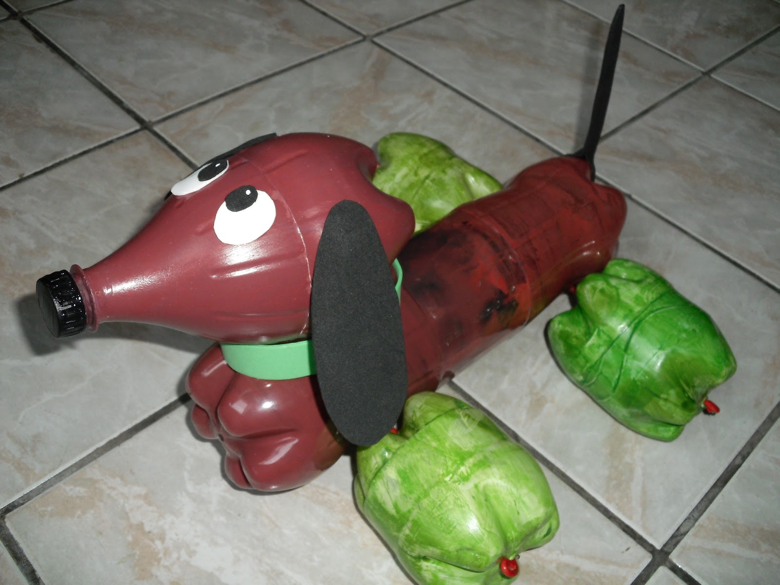 Joaninha Tricoteira: Cachorro feito com garrafas pet