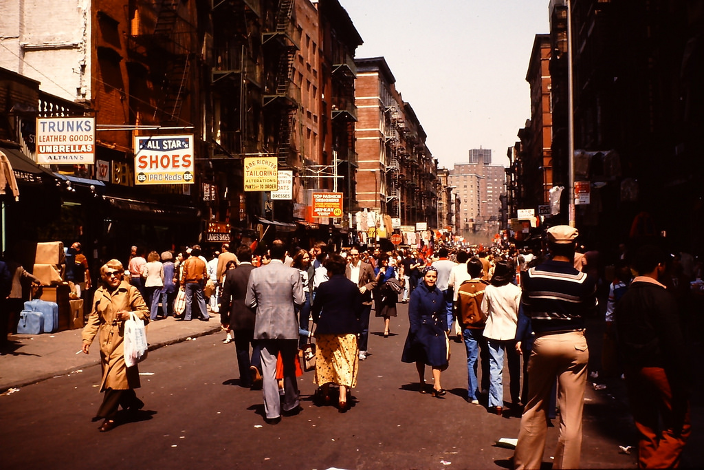 52 Amazing Color Photographs Documented Street Scenes of Downtown ...