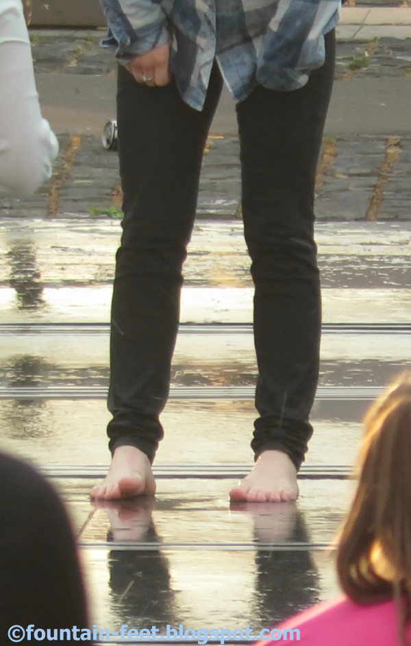 FOUNTAIN FEET: Wet and messy feet