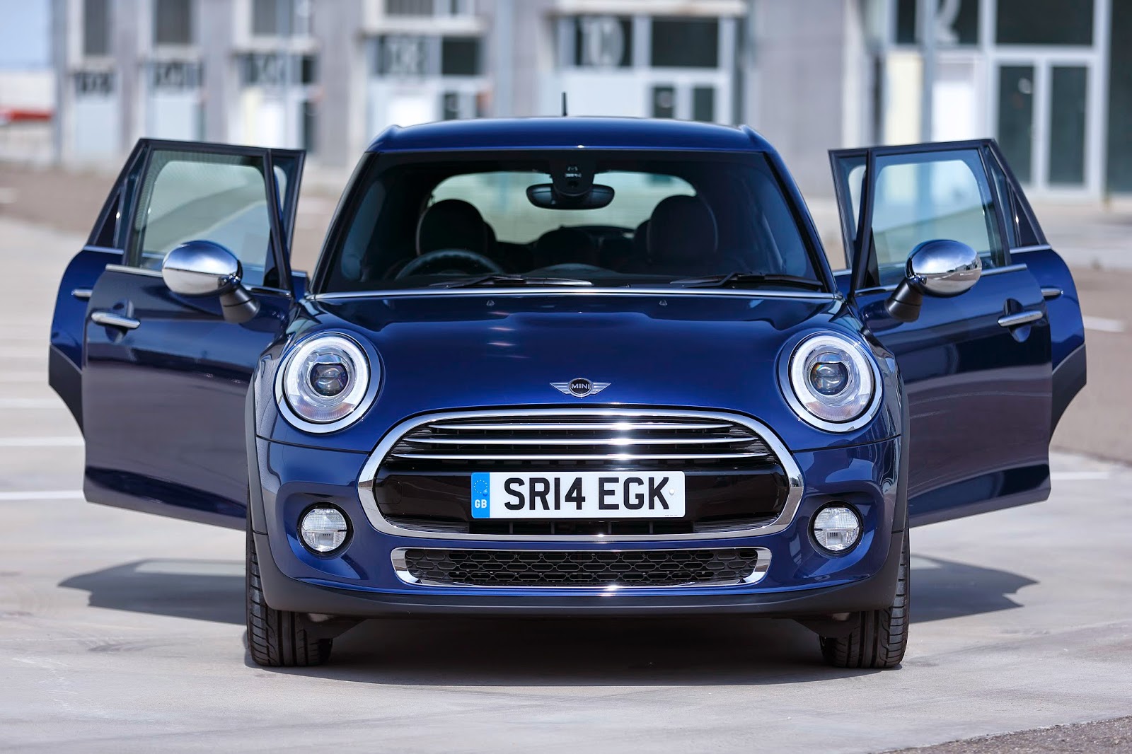MINI apresenta Cooper de quatro portas