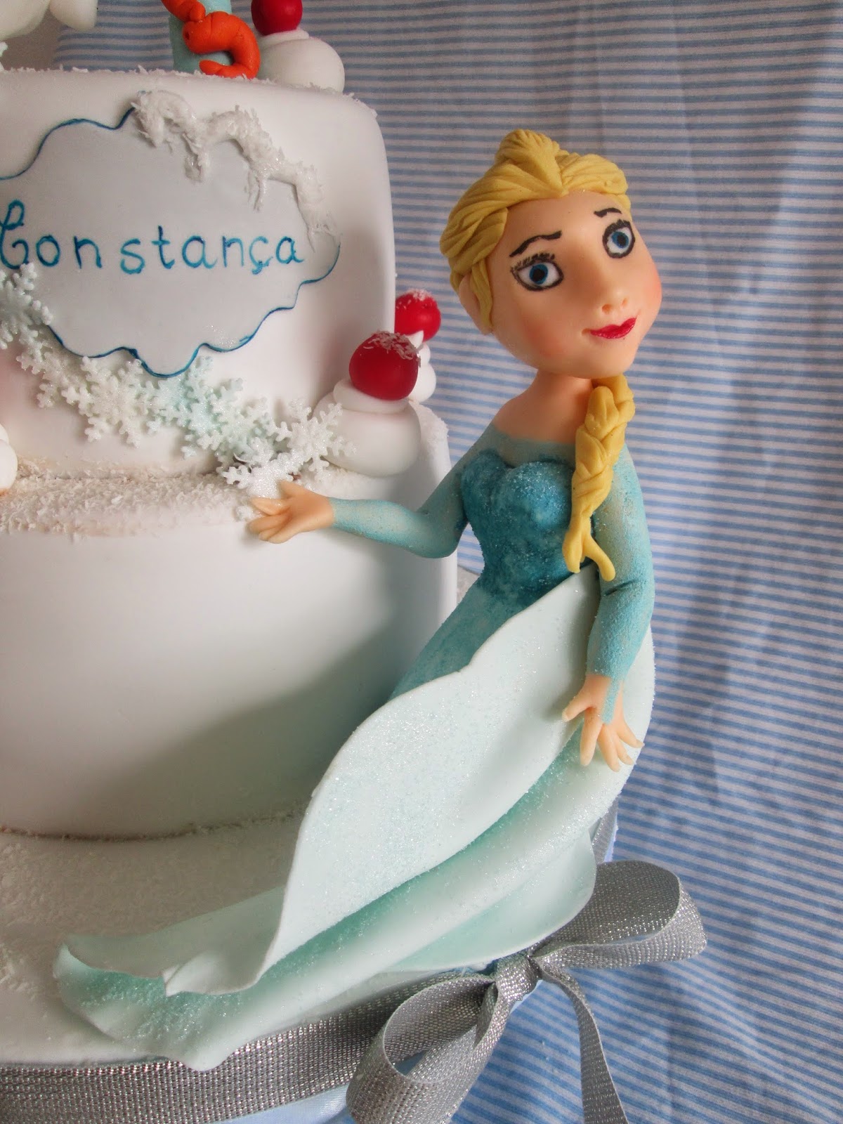 Bolo Frozen - A Elsa enfeita o bolo da Constança - Lara Correia, Cake Girl