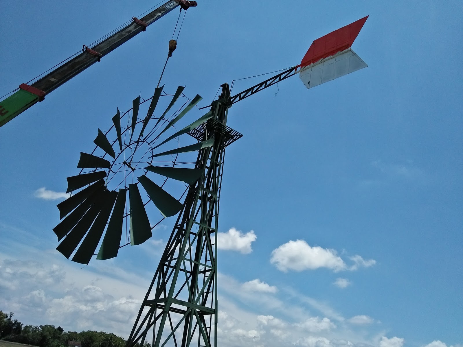 Instalasi Pompa Air Tenaga Angin Terbesar Di Indonesia