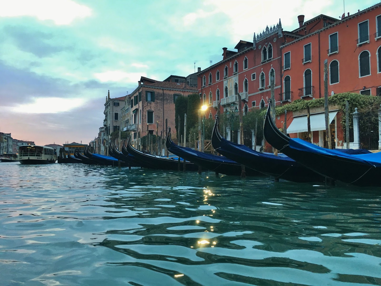 Gypsy Monika: Venice Gondola Ride 101: Do's & Don'ts