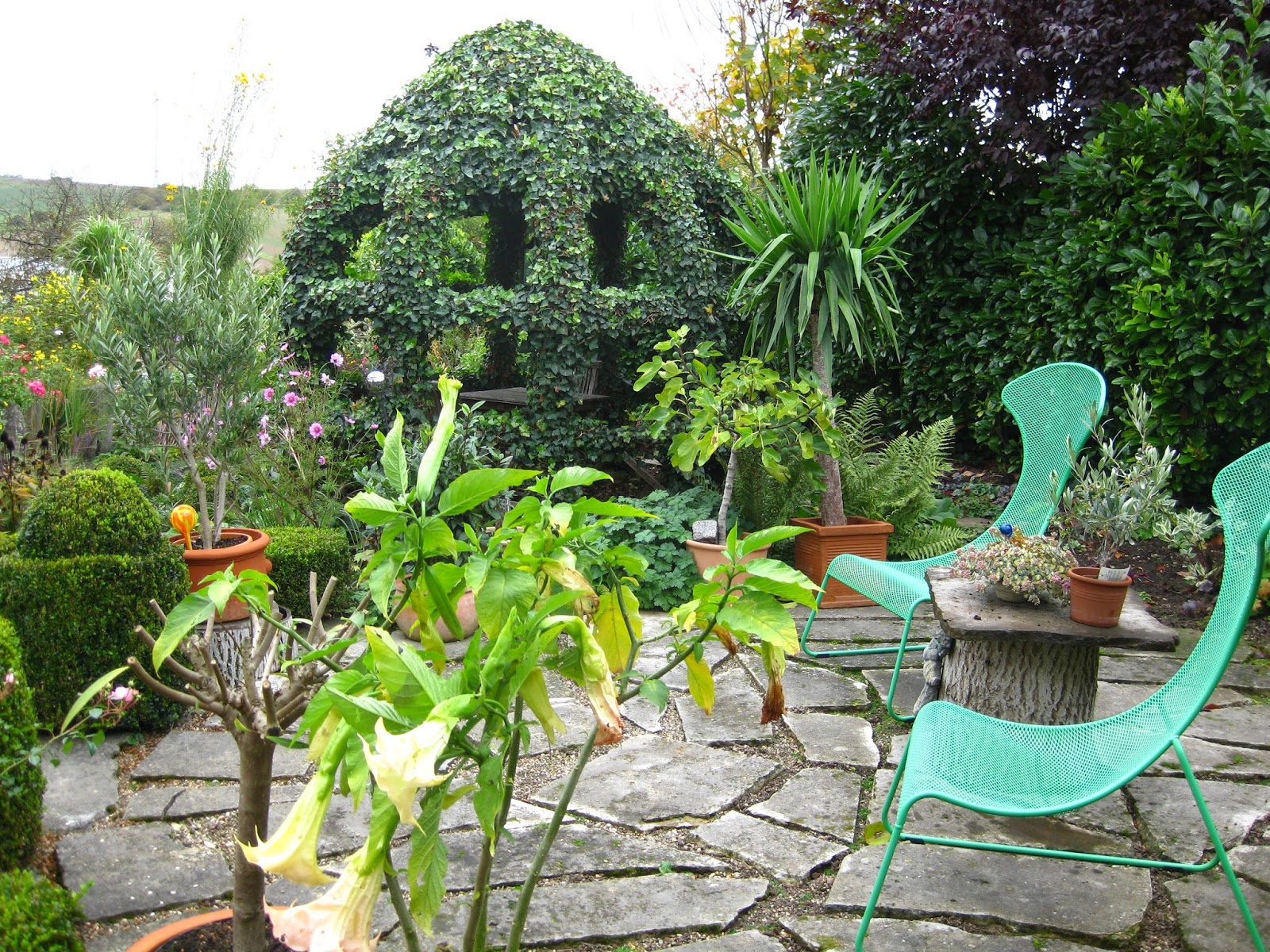 Unser Gartenpavillon mit Efeu