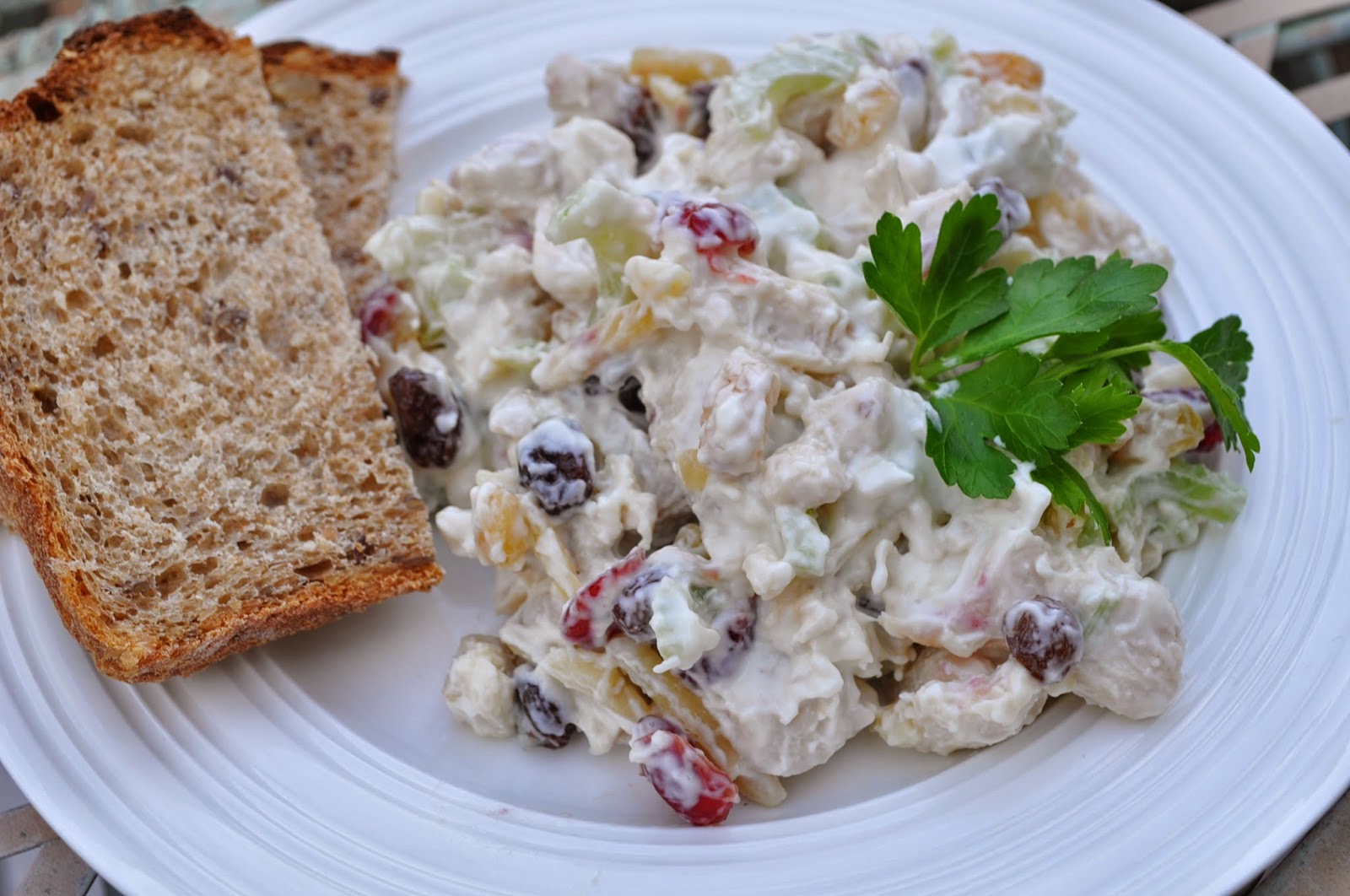 SEGEBUTĖS UŽRAŠAI: Vištienos mišrainė su razinomis