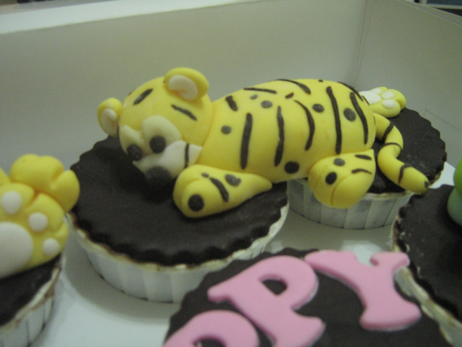 24/7 Passionate Mom: Tiger Theme Cupcakes