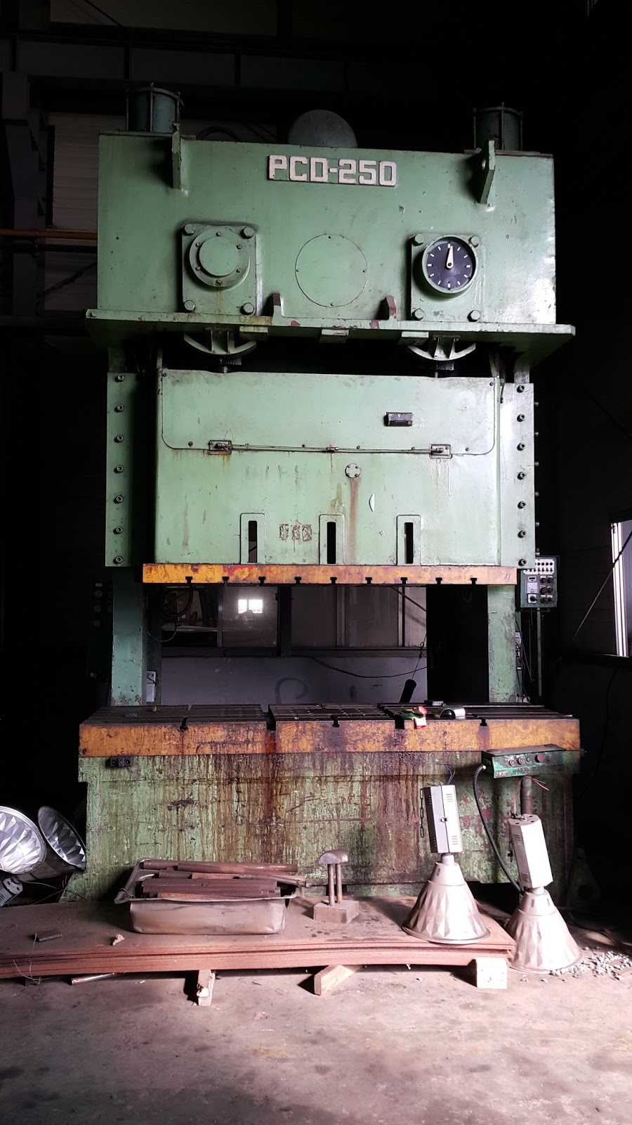 신영트레이드(sytrade): 중고 국일 PCD250톤 메커니컬프레스 판매합니다.