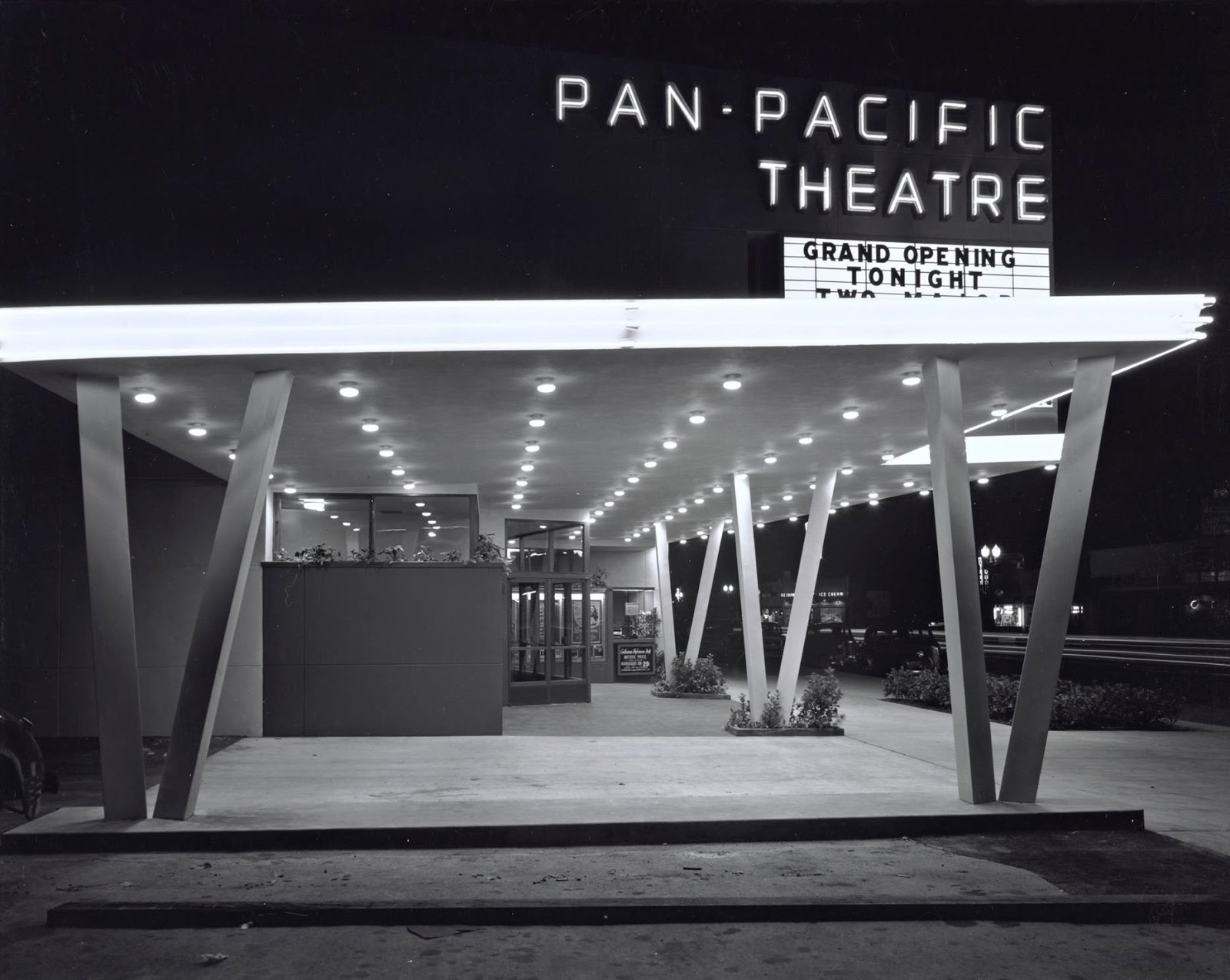 Los Angeles Theatres: Pan Pacific Theatre
