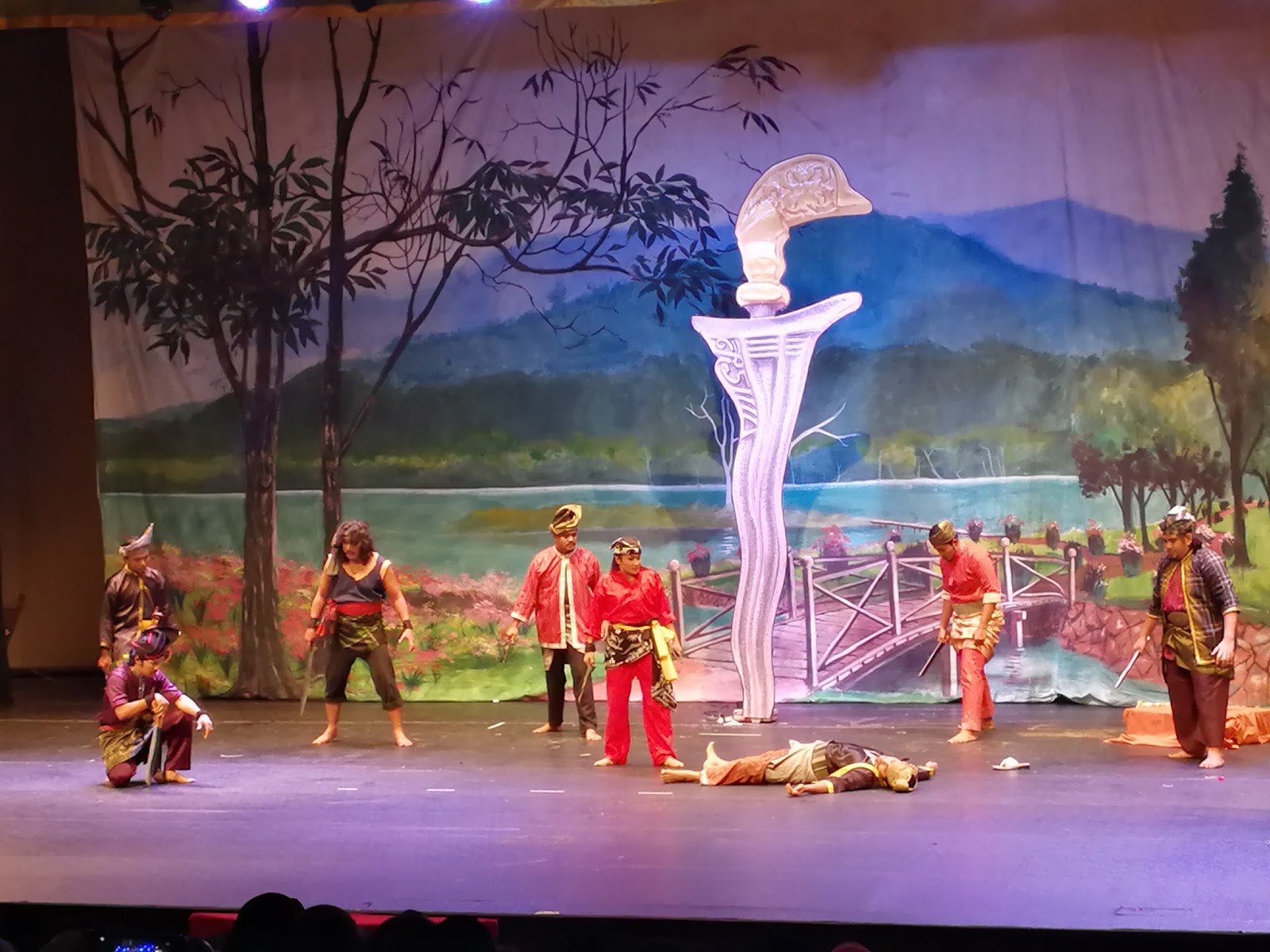 TEATER BANGSAWAN DEWA KENCANA MEMARTABATKAN SENI SILAT DAN WANITA