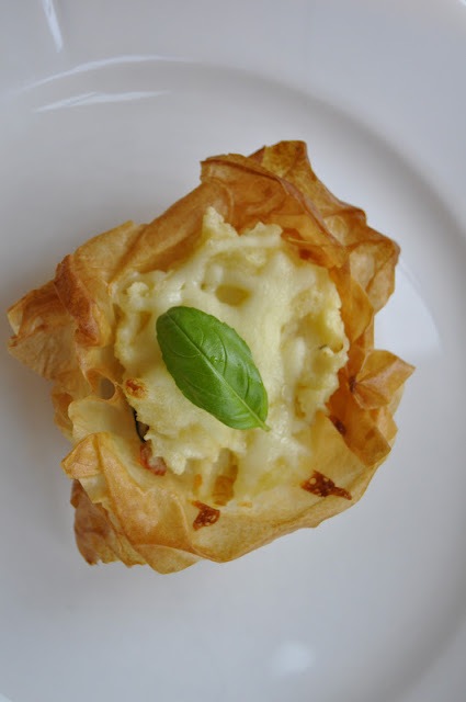 reminiscence kitchen: Kurv av filodeig med vaniljekrem og friske bær ...