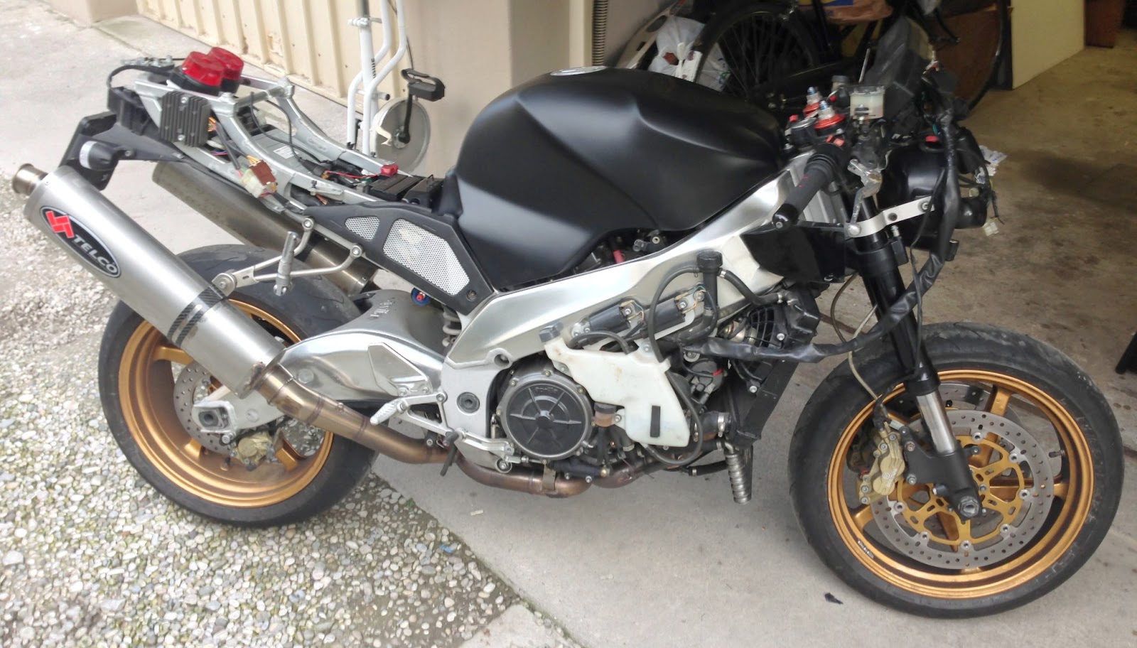Aprilia RSV 1000 café racer project