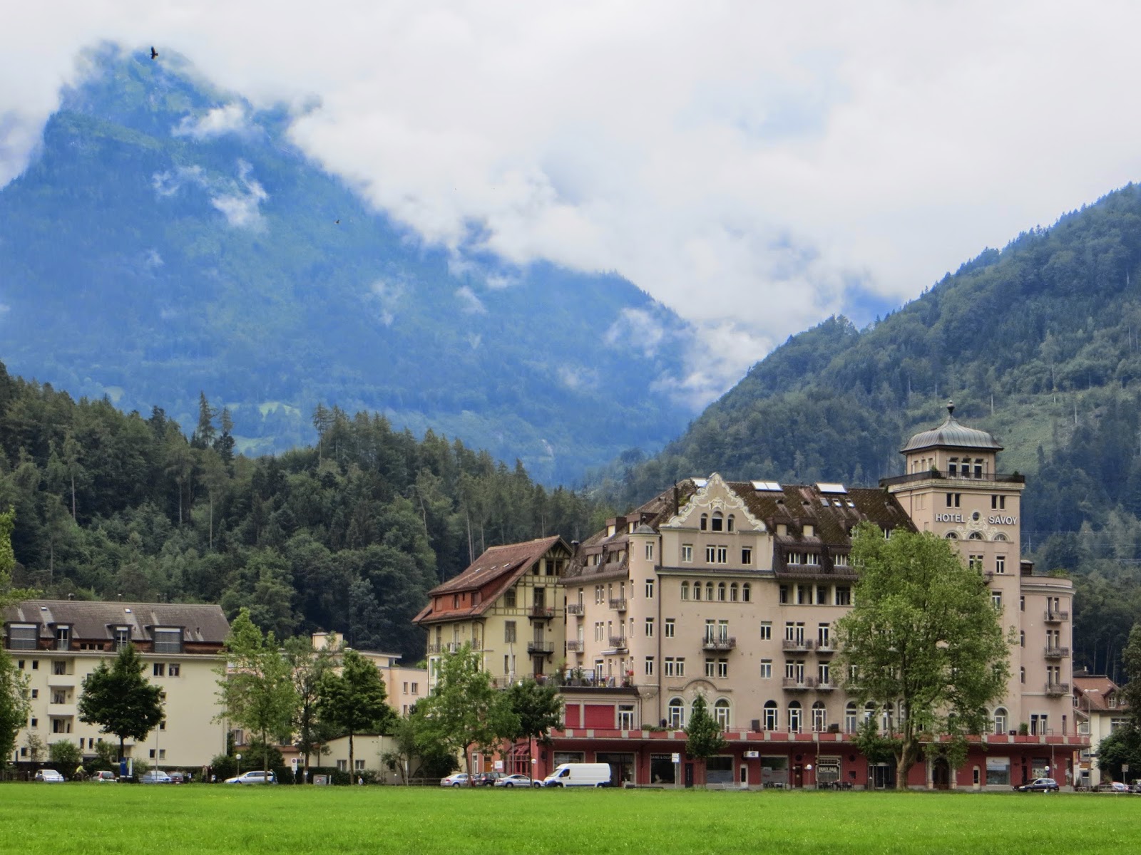 Travel_Photography: Interlaken - City Locked Between Two Lakes