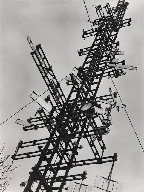 V&A: Tour Lumière Cybernétique de La Défense - Nicolas Schaffer (1970)