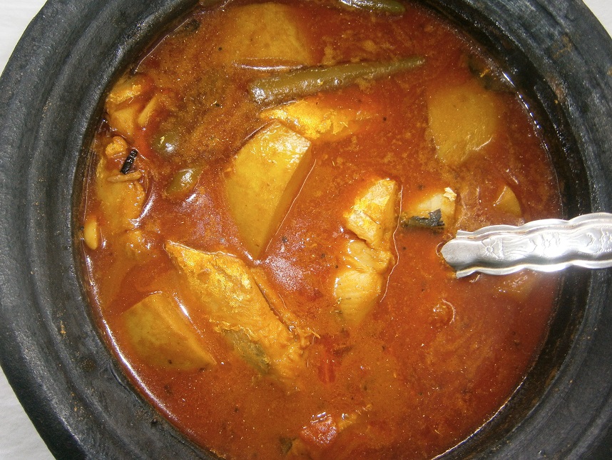 Mullu Vallai Meen Kulambu (Silver Bar Fish Curry) (முள்ளு வாளை ...