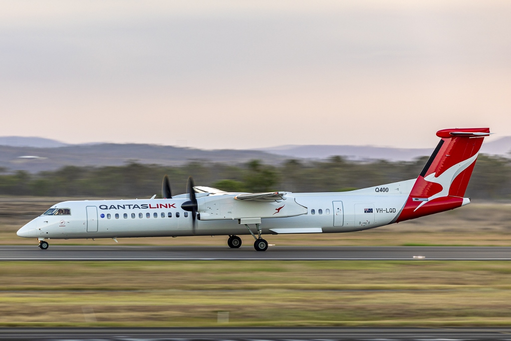 Central Queensland Plane Spotting: QantasLink Dash-8-Q400 Next Gen VH ...
