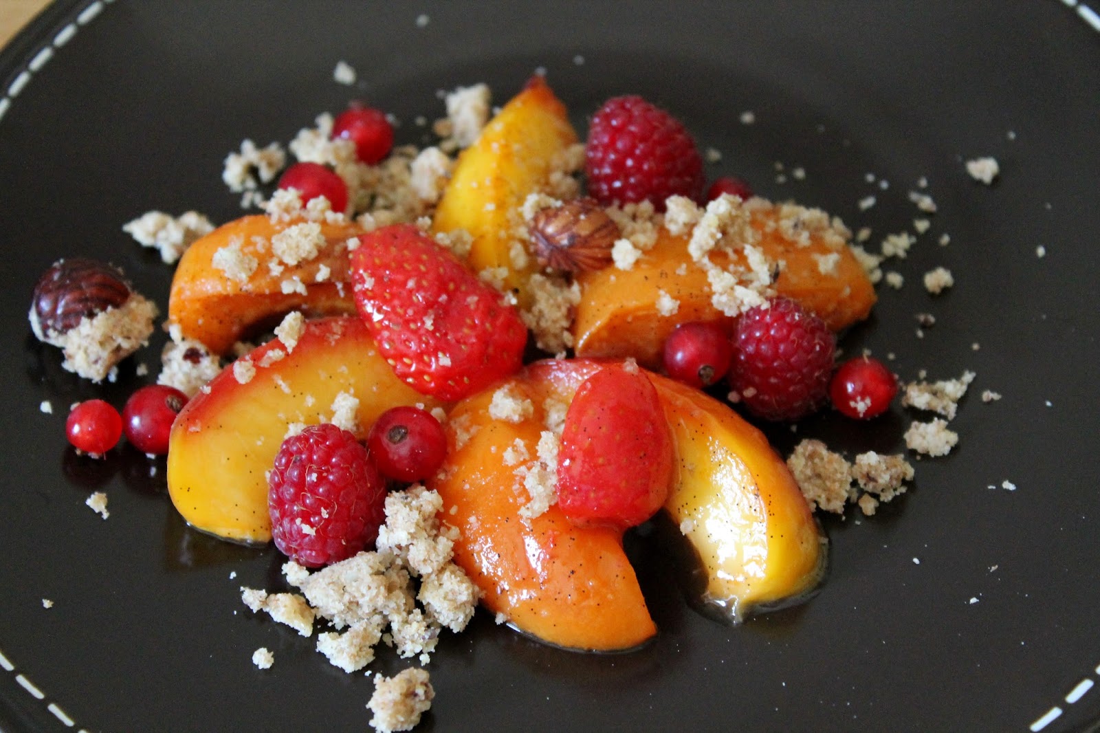 Fruits rôtis, crumble noisette et glace vanille