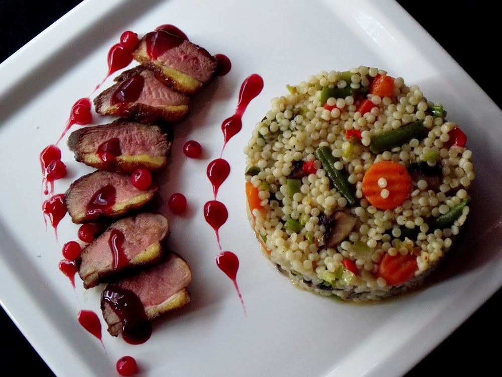 Piept de rata cu sos de coacaze si garnitura de cus-cus cu legume ...