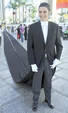 A Través del Uniberto: El frac con la cola más larga