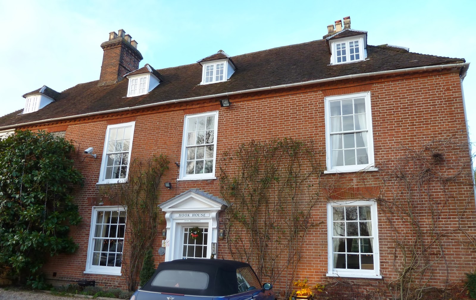 VERT-EL-SELS.: Hook House