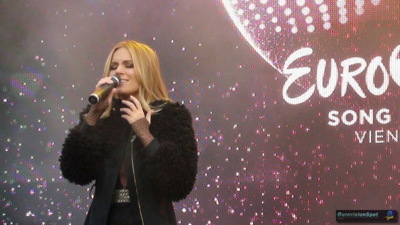 Edurne canta ante los eurofans en el Eurovision Village 2015