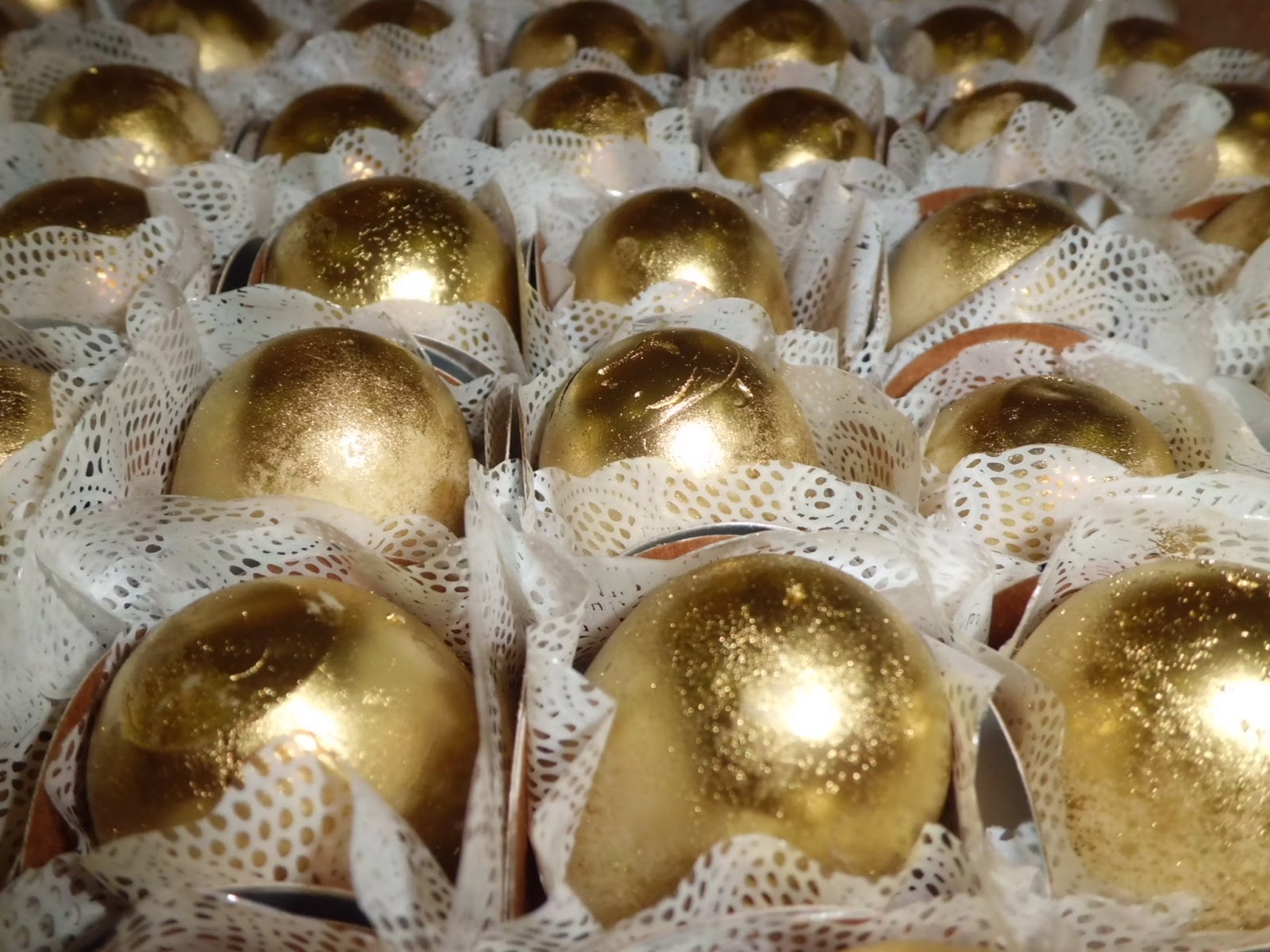 DOCES SUSPIROS : mini trufas com pó dourado