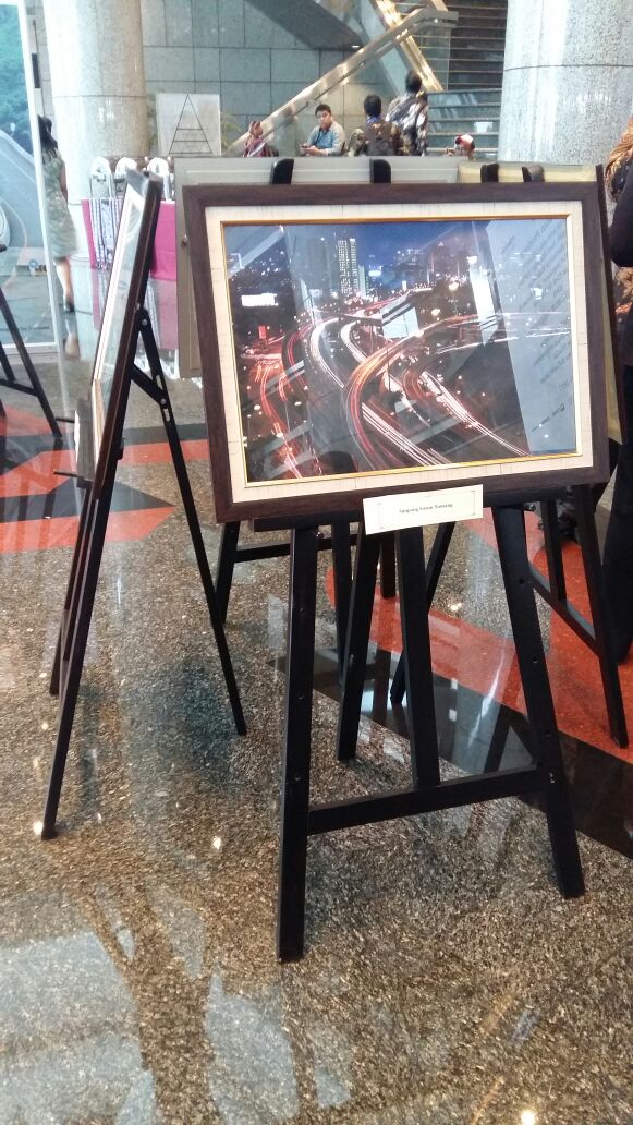 Prada Frame Shop: SEWA STANDING FRAME