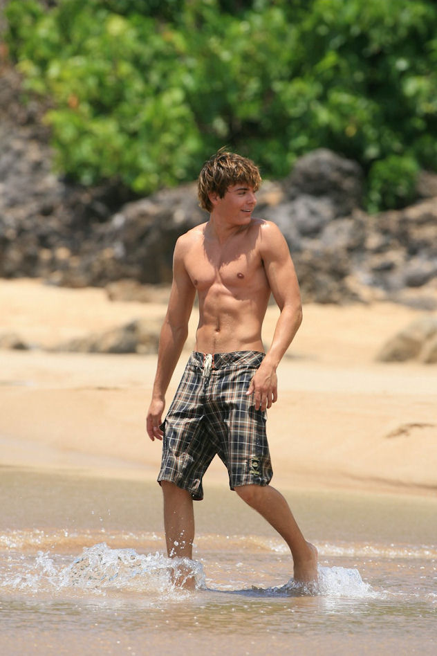 WE LOVE HOT GUYS: Young Zac Efron shirtless on the beach