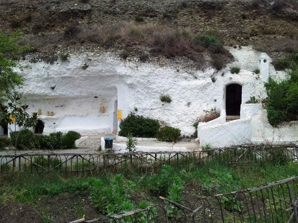 GEOGRAFILIA: Habitatul troglodit - case tradiționale în peșteri