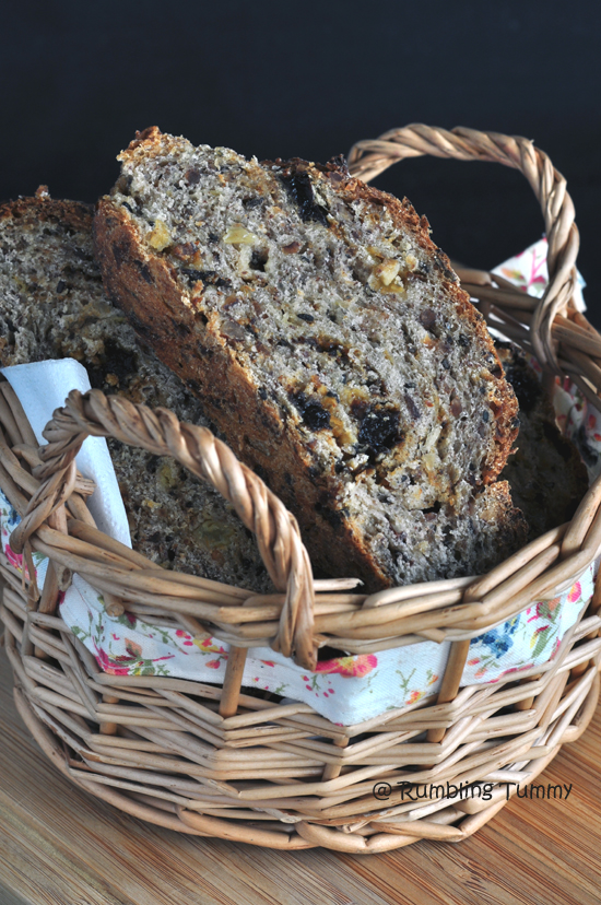 Rumbling Tummy: Pecan and raisin bread