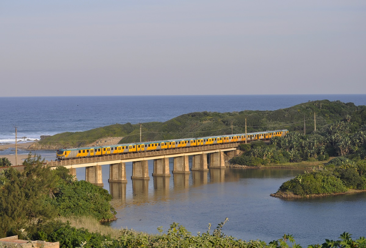 SAR CONNECTA: 10M5 Metrorail set crossing the Umgababa Bridge on the ...