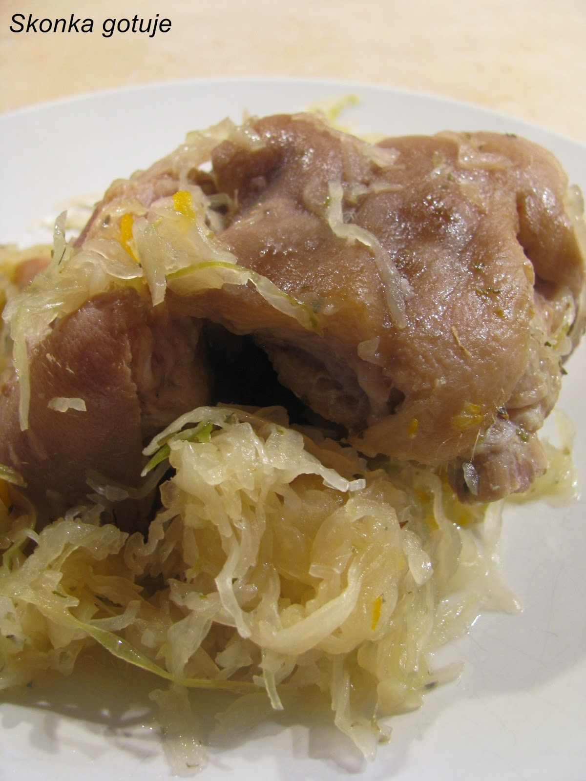 Skonka gotuje: Golonka gotowana w kapuście kiszonej