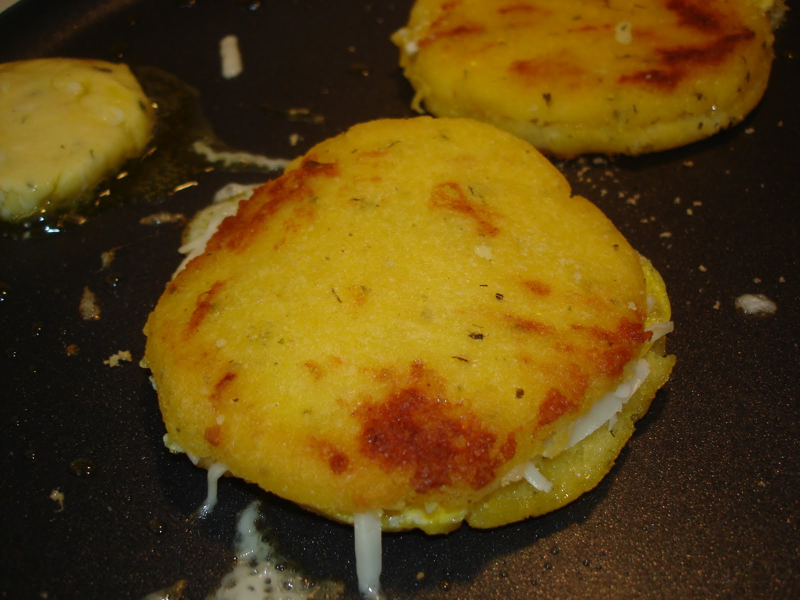 The Tiny Skillet: Arepa With Egg (arepa de huevo)