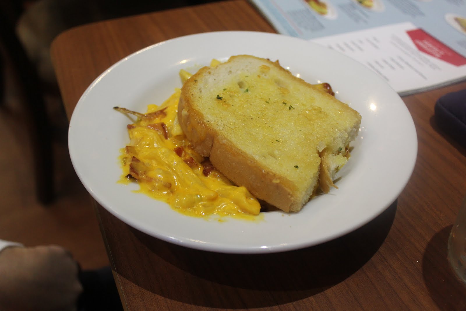 Stay, Stray, Play and Feast: IHOP Mall of Asia: Good Food, Horrible Plating