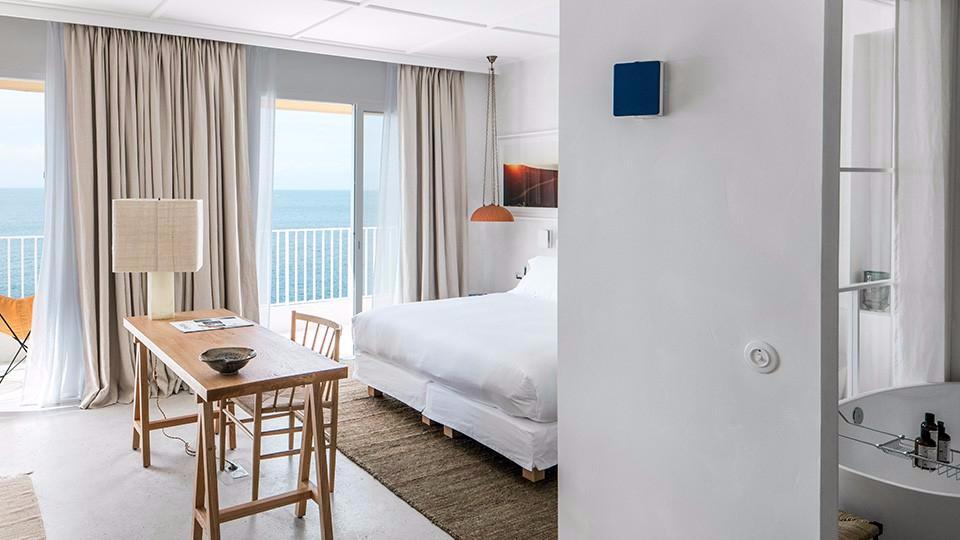 Artful Stay: Hôtel Les Roches Rouges